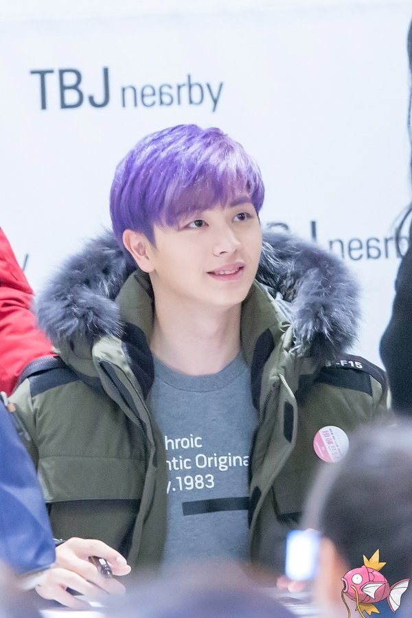 Nam idol nào chinh phục được màu tóc tím thủy chung khó tính? - BlogAnChoi