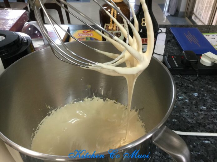 Cách làm bánh bông lan custard màu tím lá cẩm thơm ngon, mát lạnh cho ...