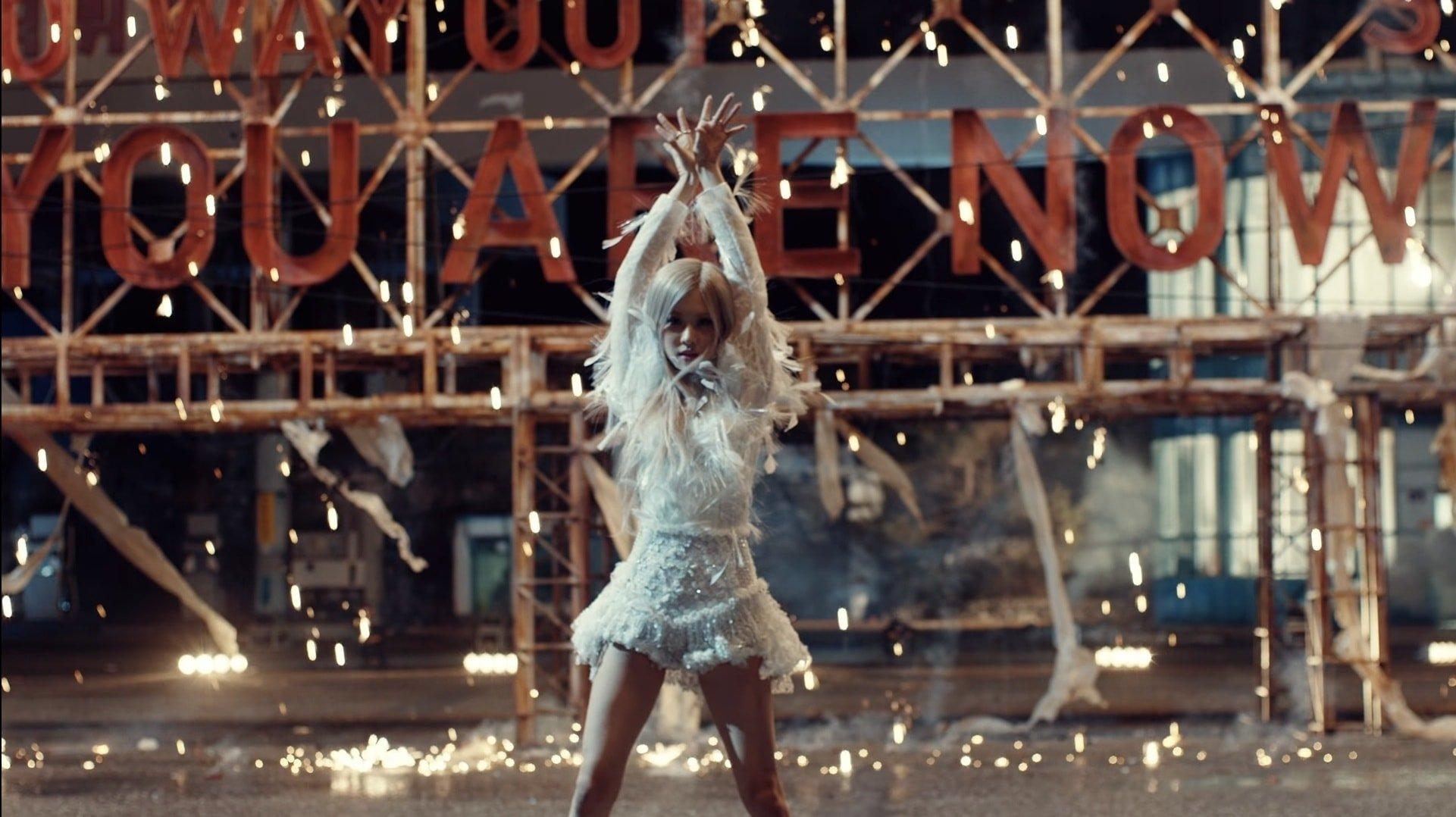 Giải mã loạt chi tiết trong MV On The Ground của Rosé (BLACKPINK ...