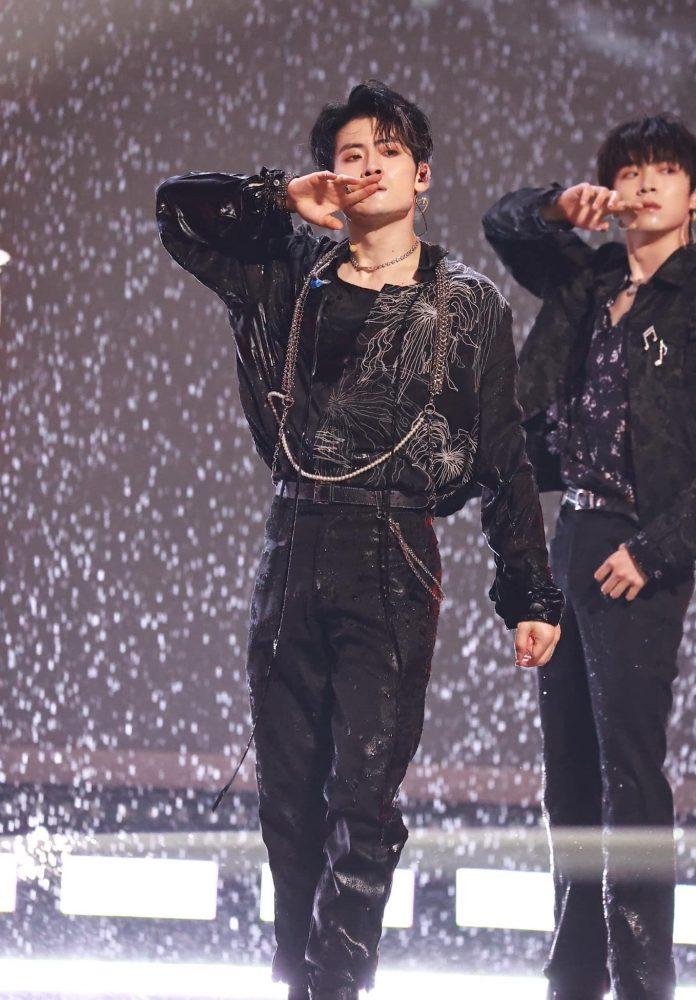 Sân khấu của INTO1 tại đêm hội Chân Tâm 616 gây bất ngờ cho cư dân mạng ...