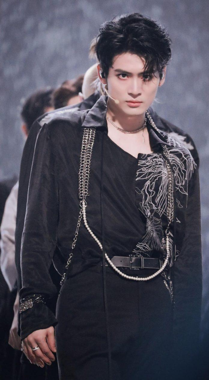 Sân khấu của INTO1 tại đêm hội Chân Tâm 616 gây bất ngờ cho cư dân mạng ...