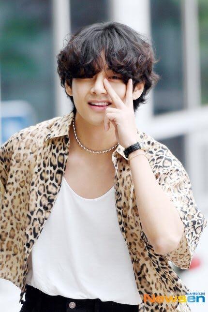 V (BTS) chiếm sạch mọi spotlight ngay từ khi đặt chân đến nước Pháp ...