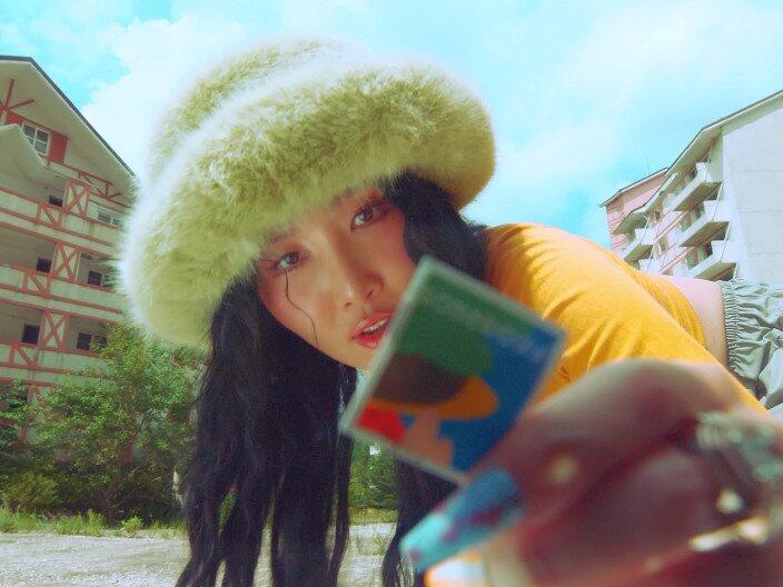 Hwasa và Loco tái hợp trong MV SOMEBODY sau 4 năm - BlogAnChoi