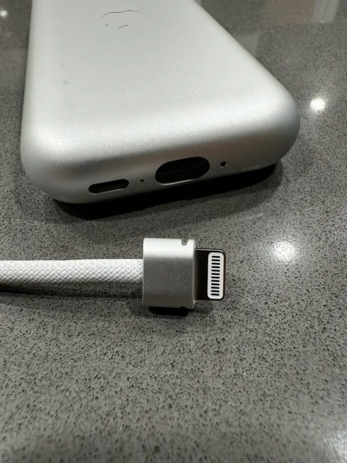 Kính thực tế ảo Vision Pro bị bóc trần: iFixit phơi bày jack cắm, màn ...